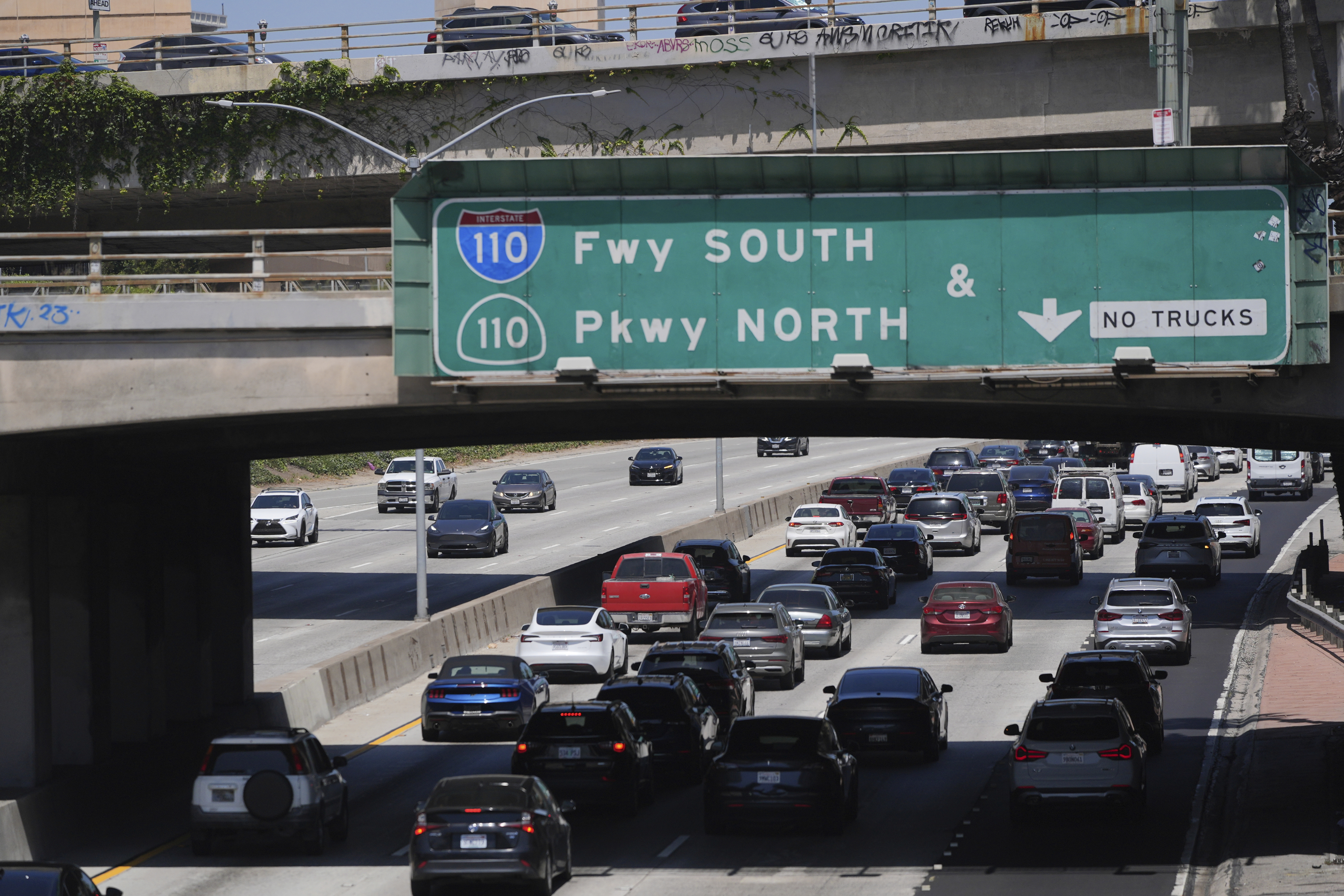 Latino acusado por fiscalía de cerrar freeway de Los Ángeles para ...