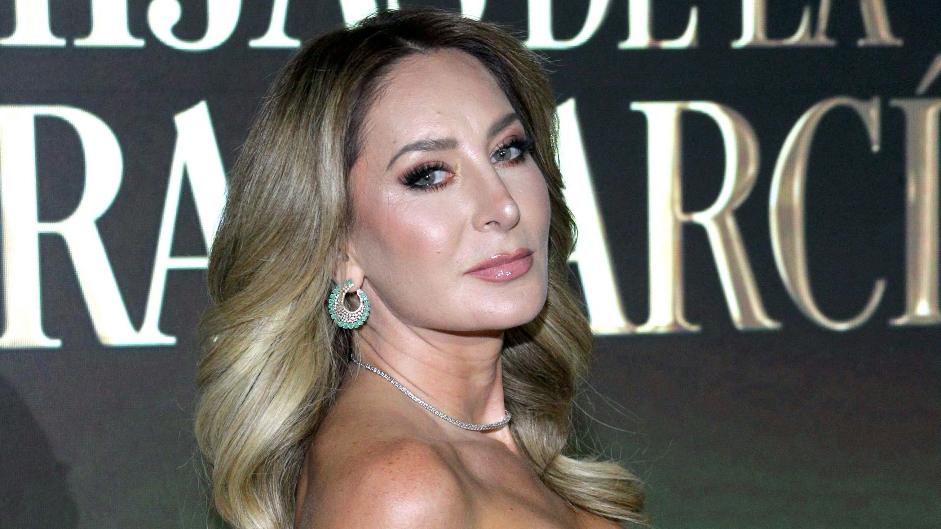 Geraldine Bazán deslumbra en redes con un look de blazer y medias - La Opinión