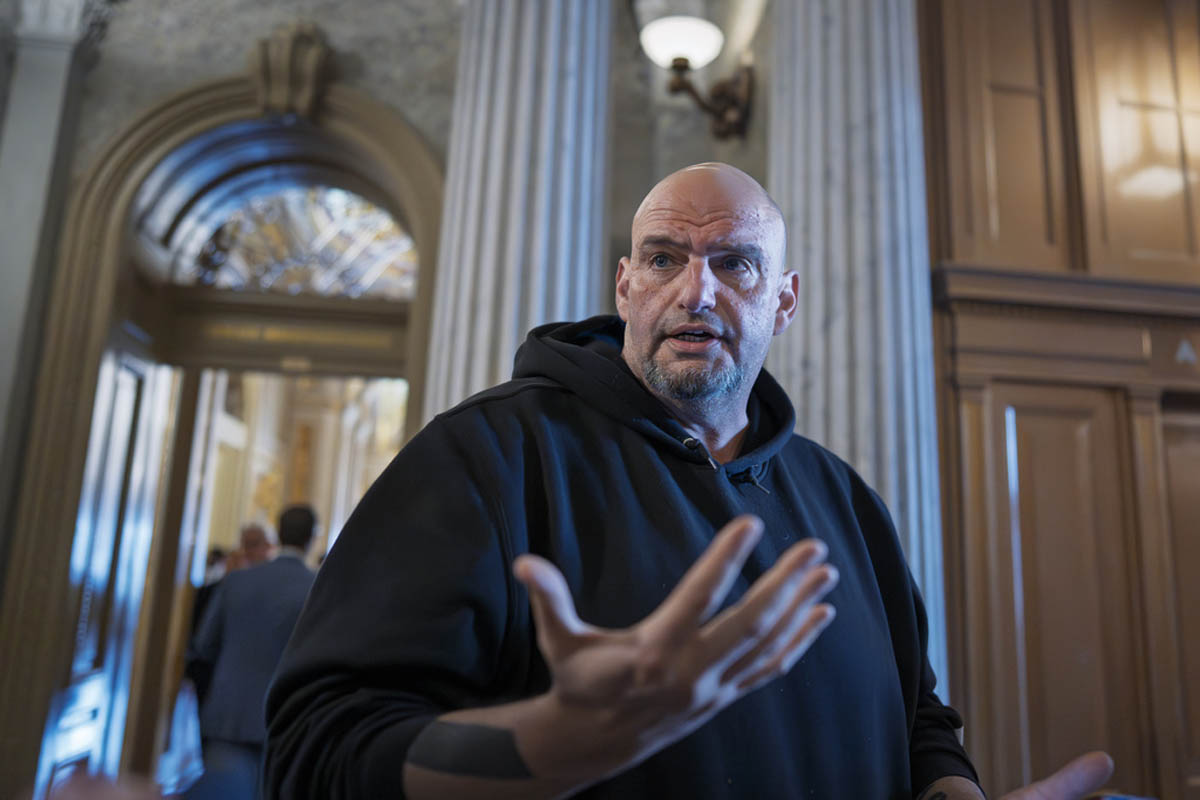 John Fetterman reprueba a Donald Trump por haber amenazado a seis ...