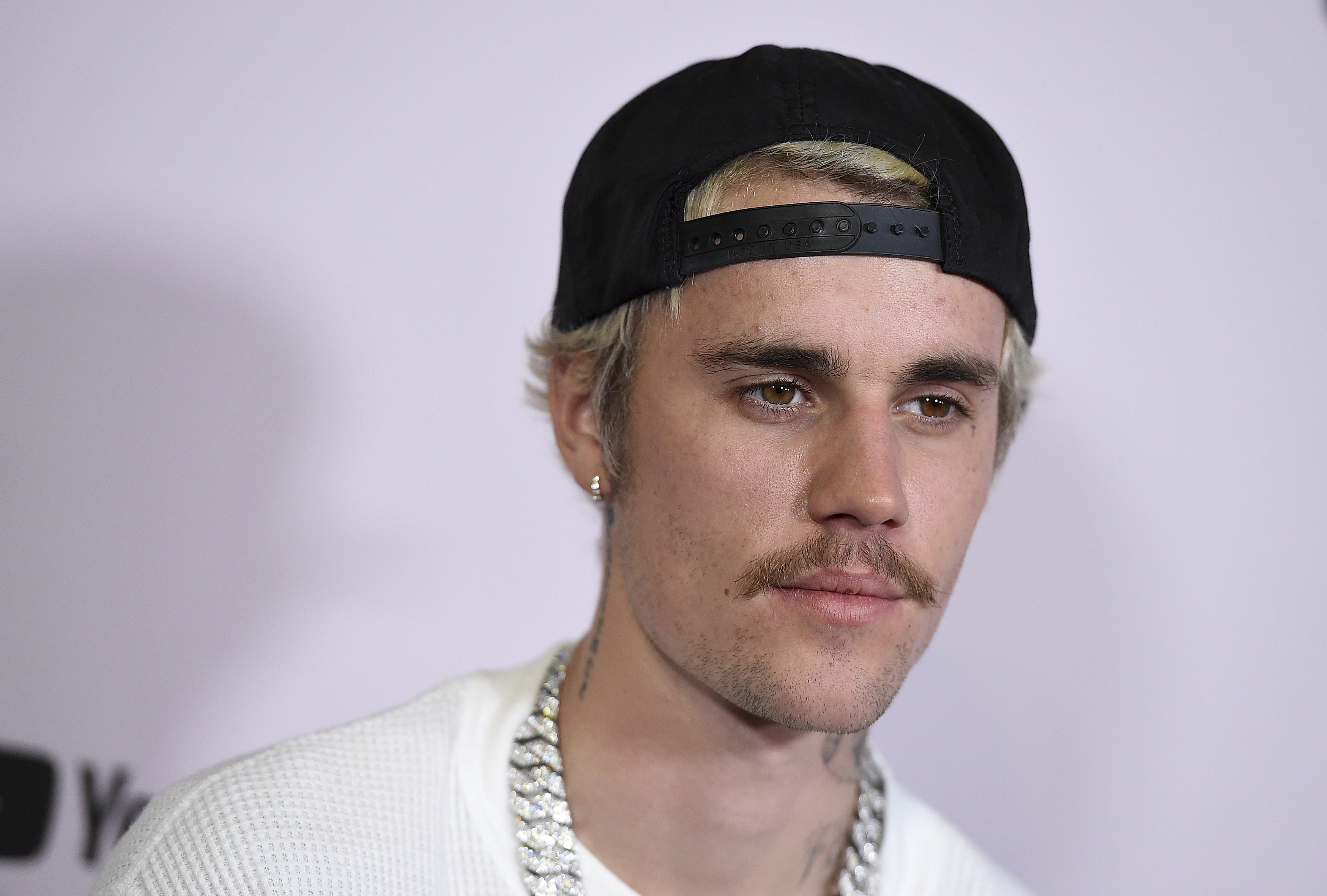Justin Bieber sufrió una lesión tras caer de un monopatín eléctrico ...