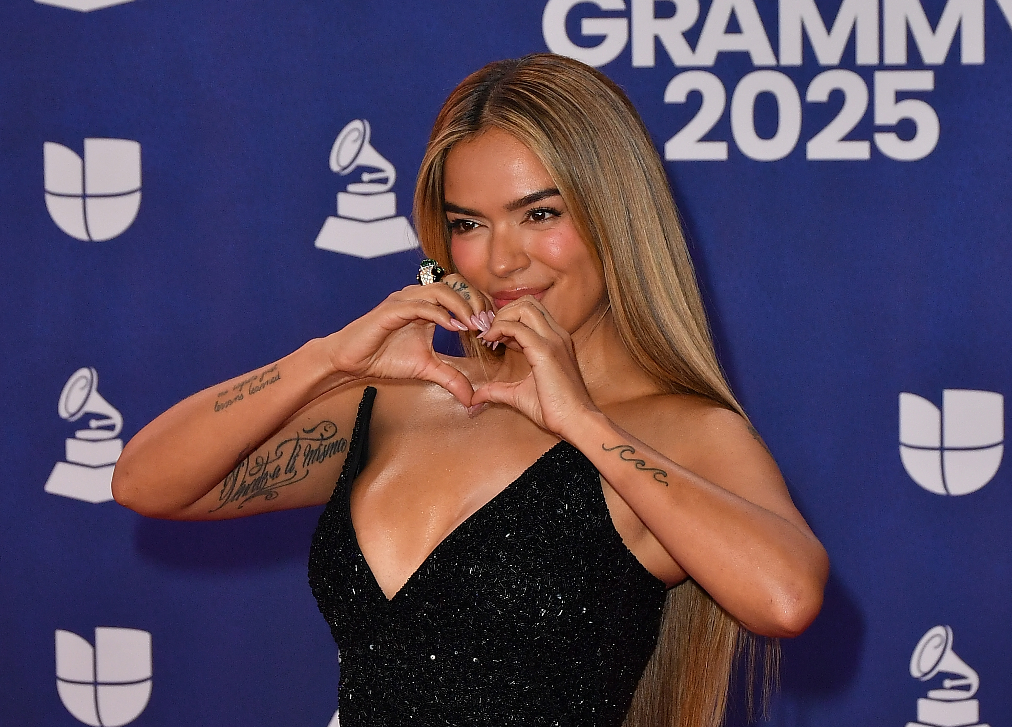 Karol G convierte la energía de su álbum Tropicoqueta en imágenes en La PremiEre - La Opinión