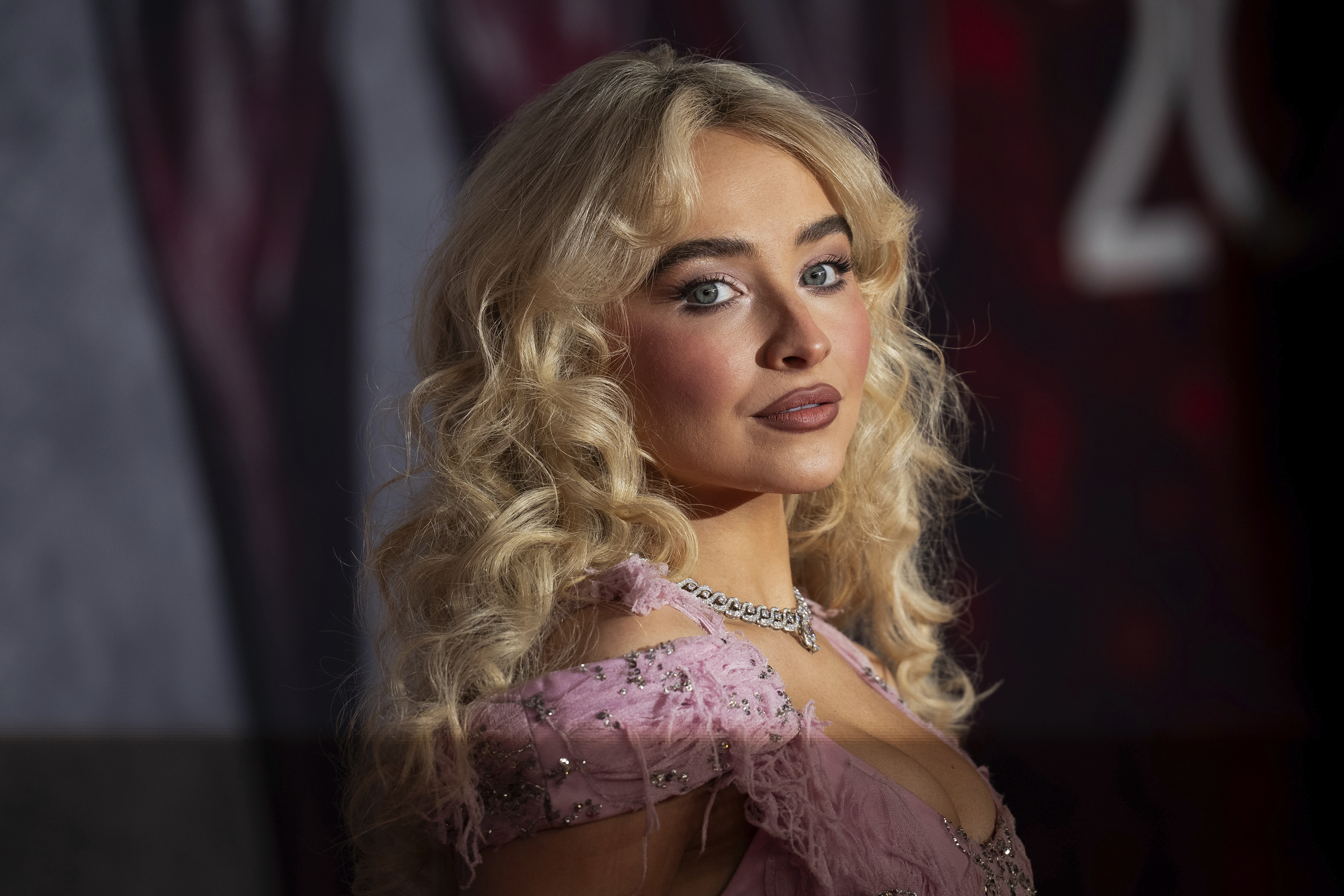 Sabrina Carpenter protagonizará película inspirada en Alice in ...