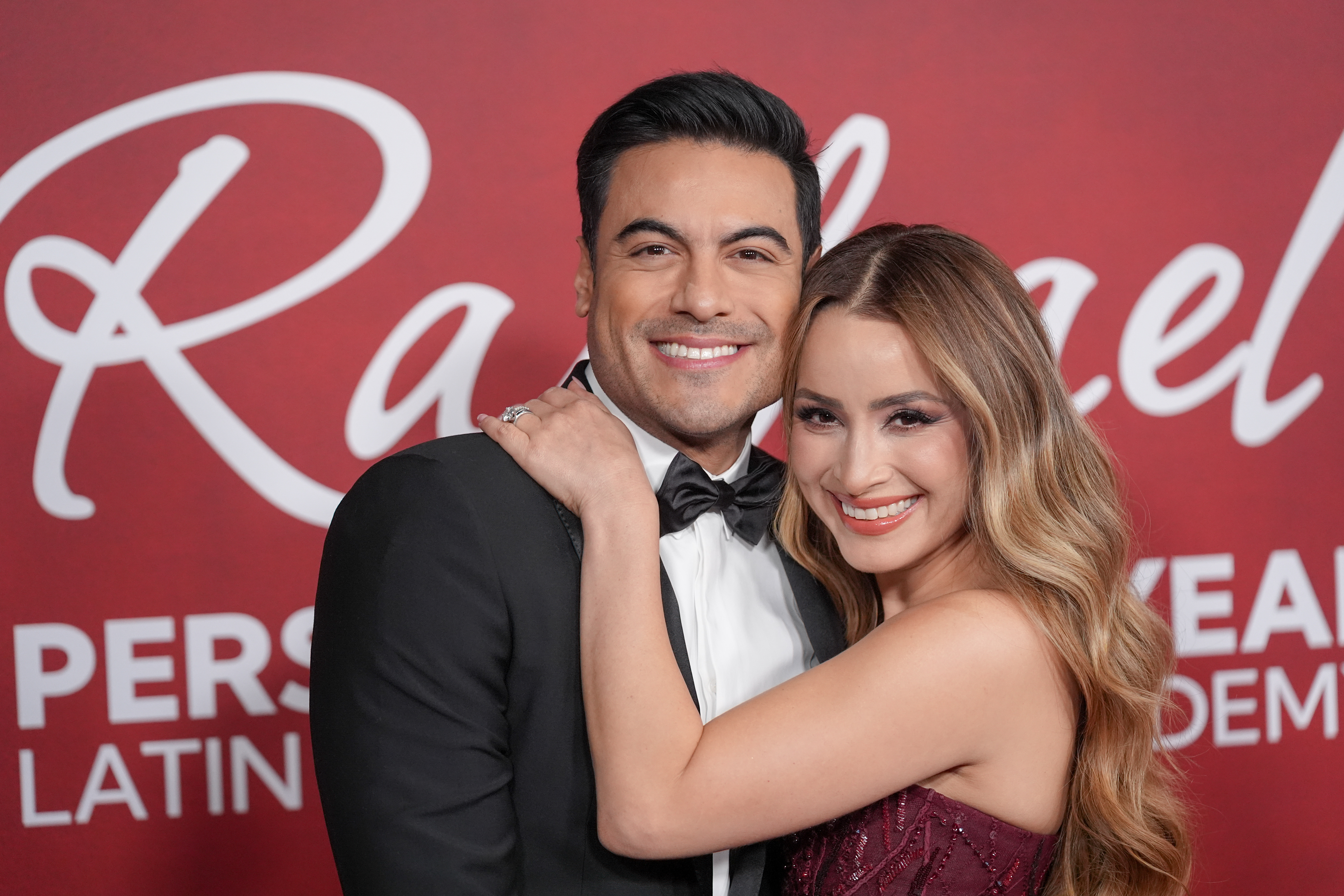 Carlos Rivera y Cynthia Rodríguez derraman miel en alfombra previo a ...