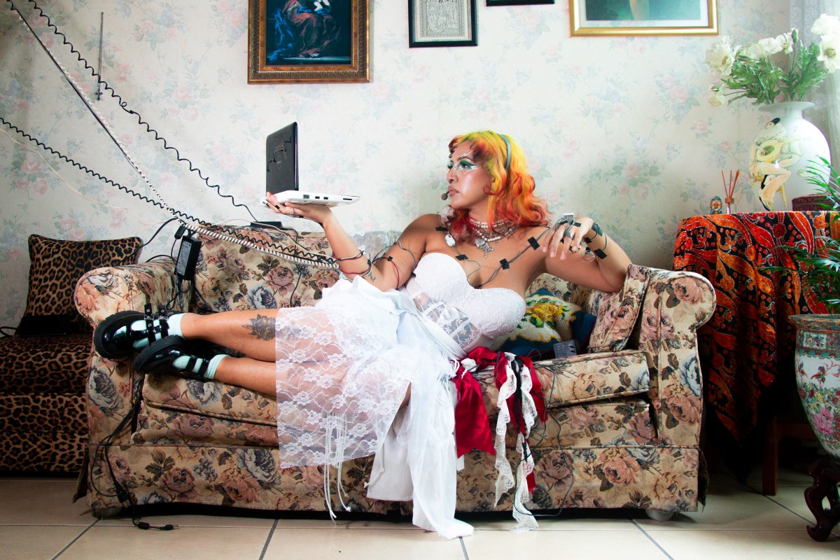 Mila la Morena: orgullosa queer de la generación Z - La Opinión