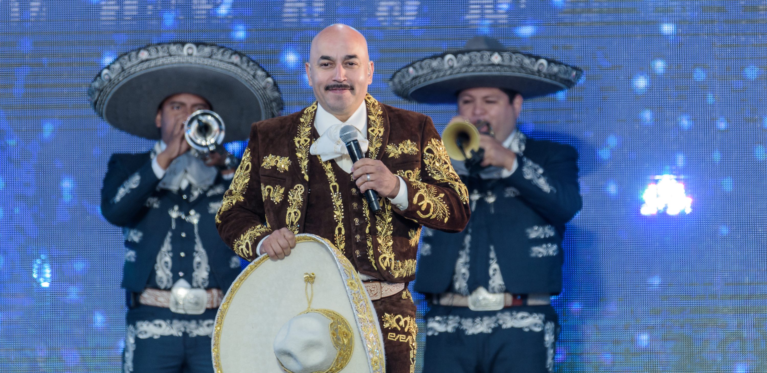 Lupillo Rivera estrena romance con bella dominicana en medio de su ...