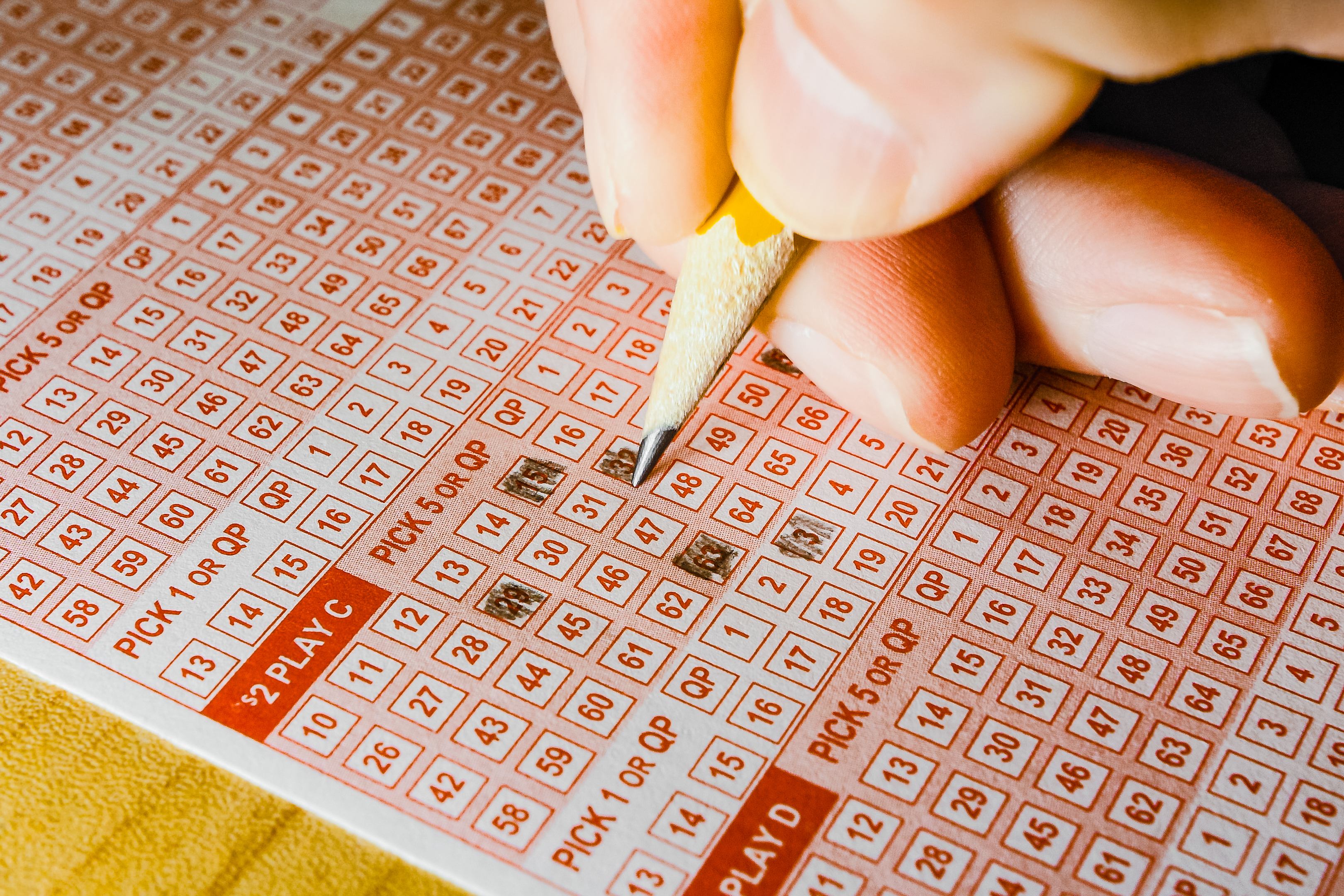 ¿Soñaste con números? Aprende a usarlos para jugar la lotería - La Opinión