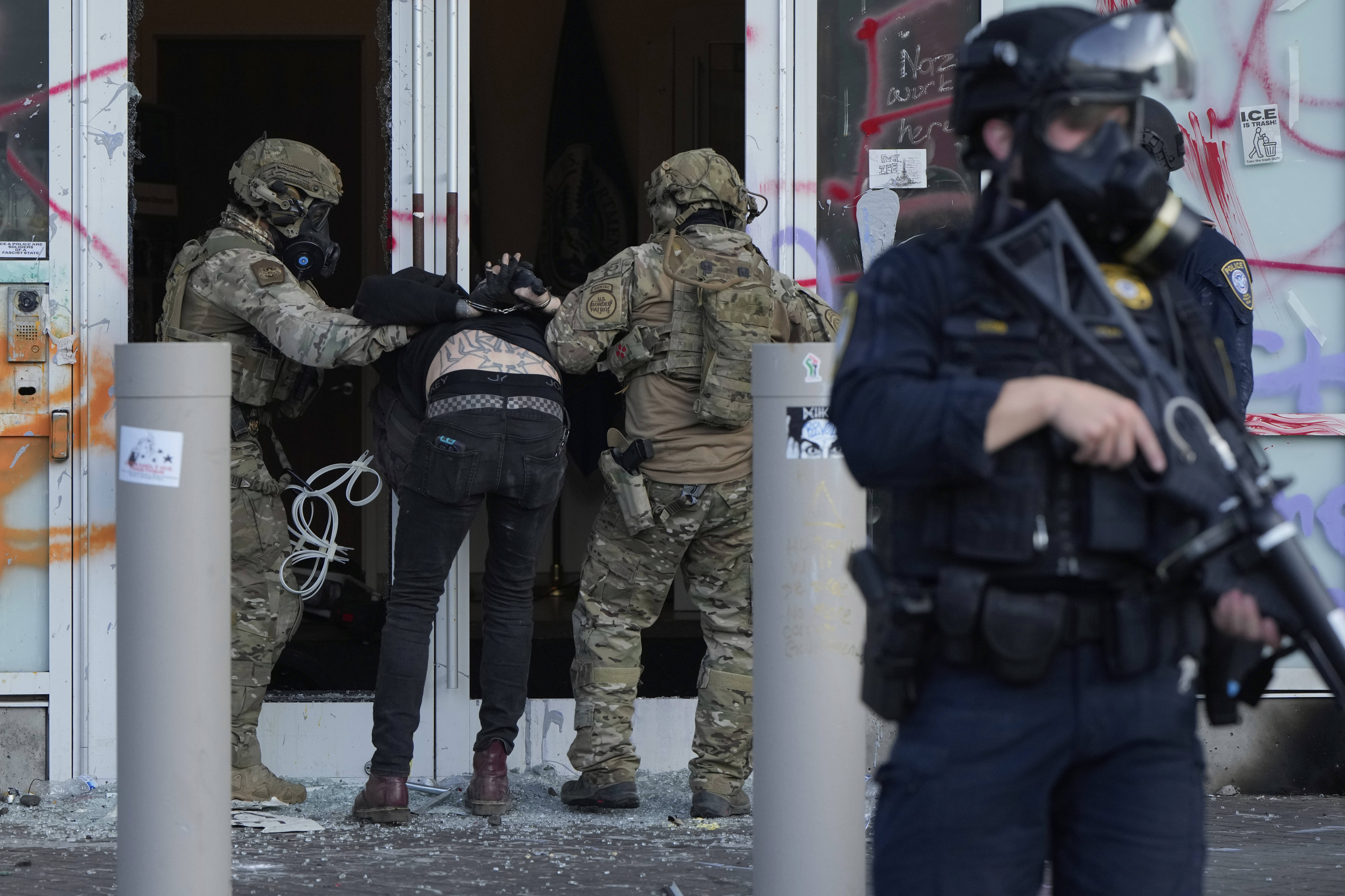 Avanza Los Ángeles en ordenanza contra agentes encubiertos - La Opinión