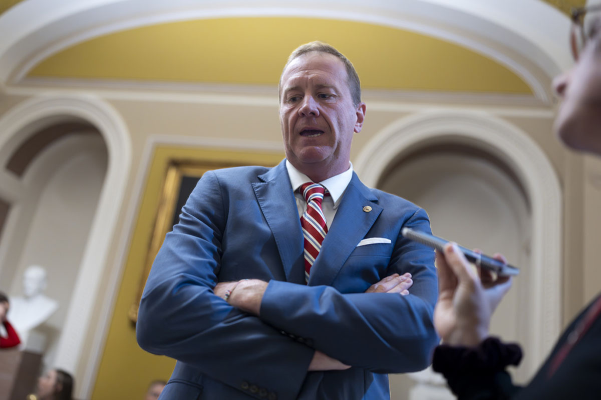 El senador Eric Schmitt enfrenta una demanda por $50 mil millones de ...