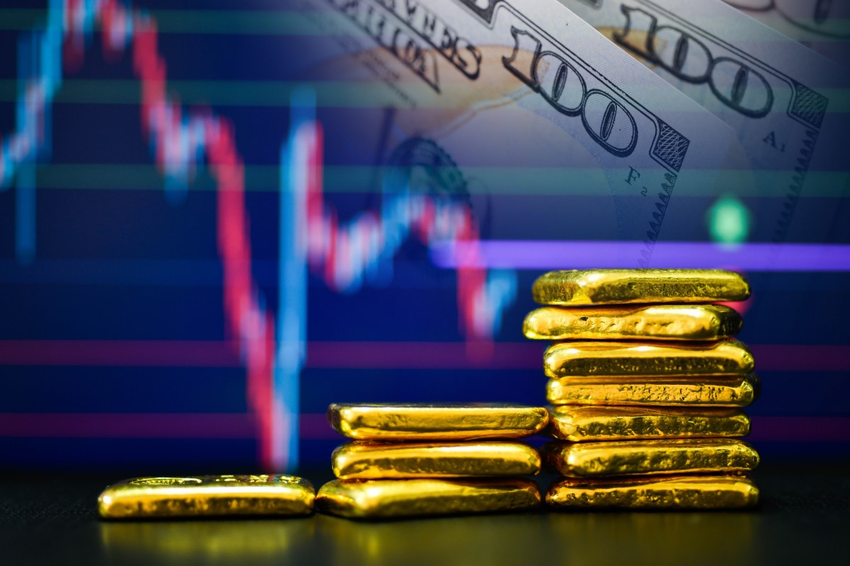 Precio del oro rompe récord y supera los $4,400 dólares - La Opinión