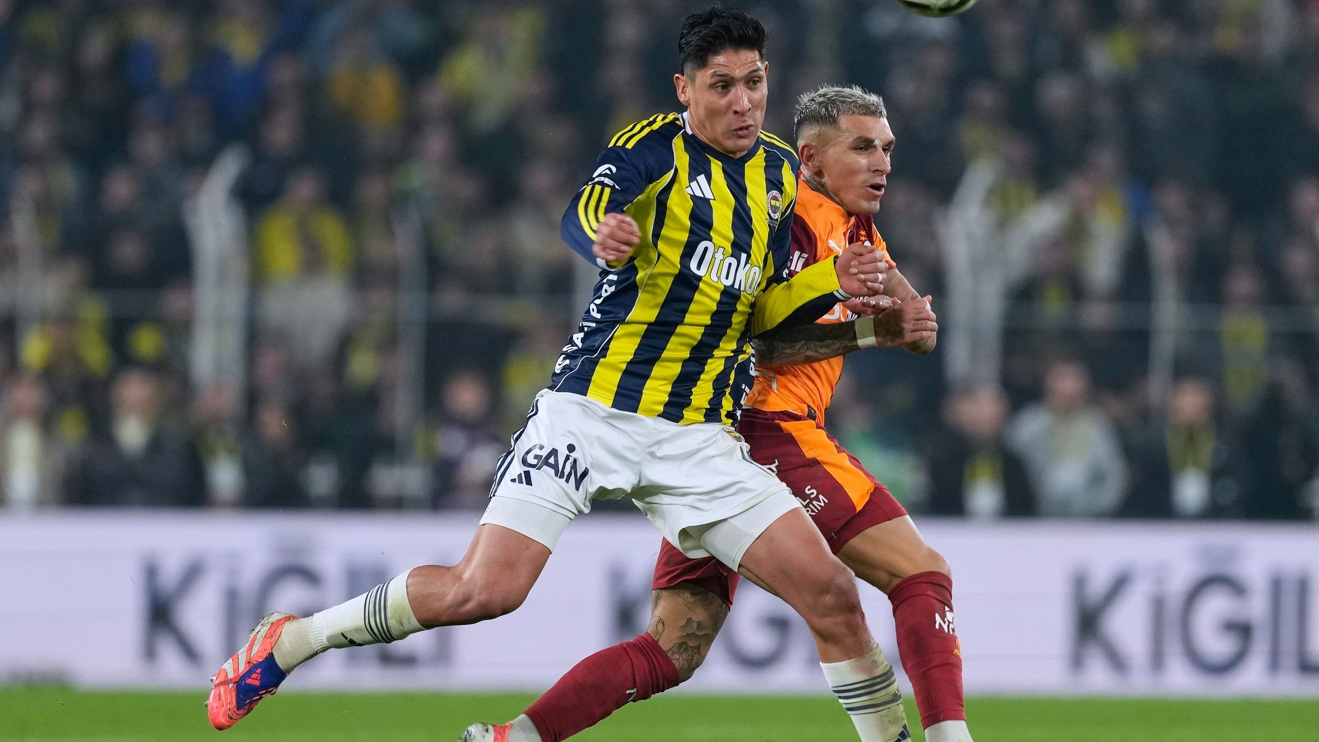 Edson Álvarez sumó minutos con el Fenerbahce, pero se asegura que su ...
