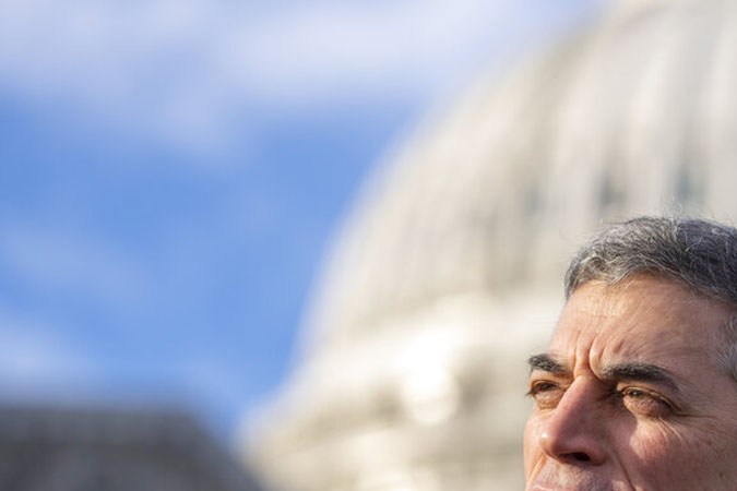 Representante republicano reitera que la demócrata transgénero Sarah ...