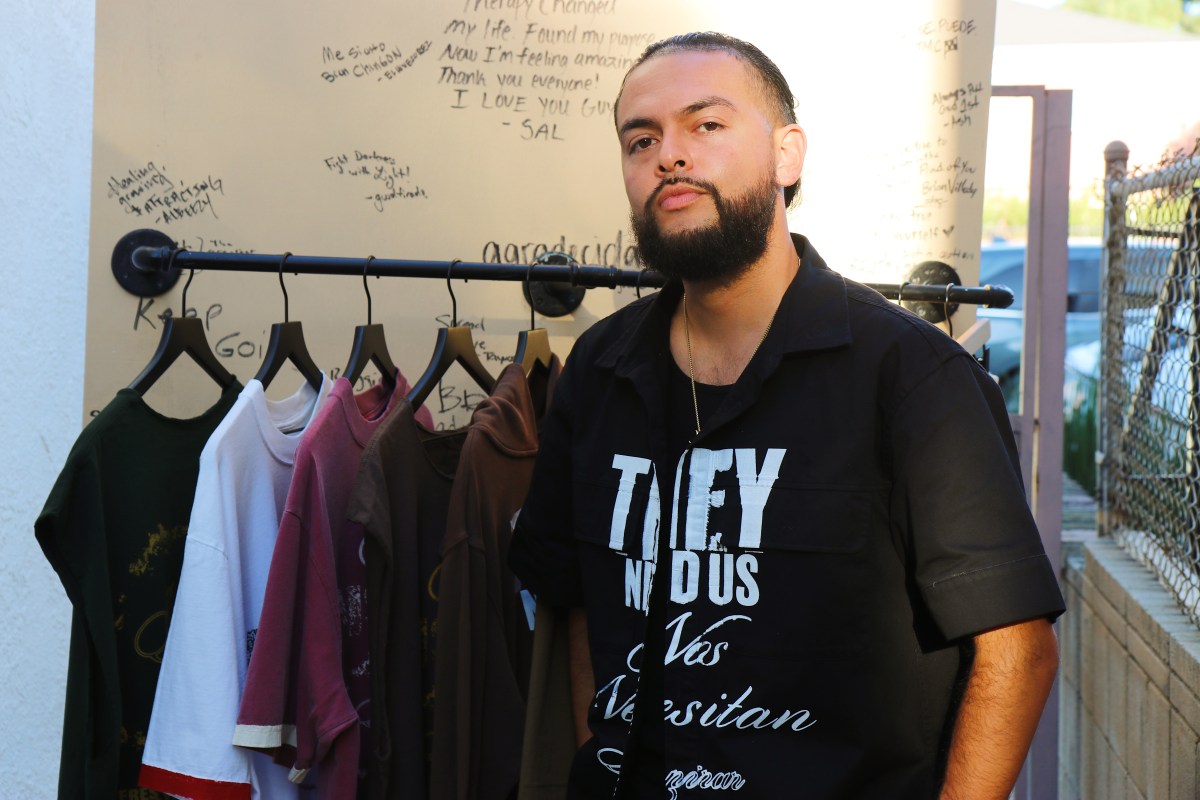 Joven latino promueve la salud mental a través de la moda - La Opinión