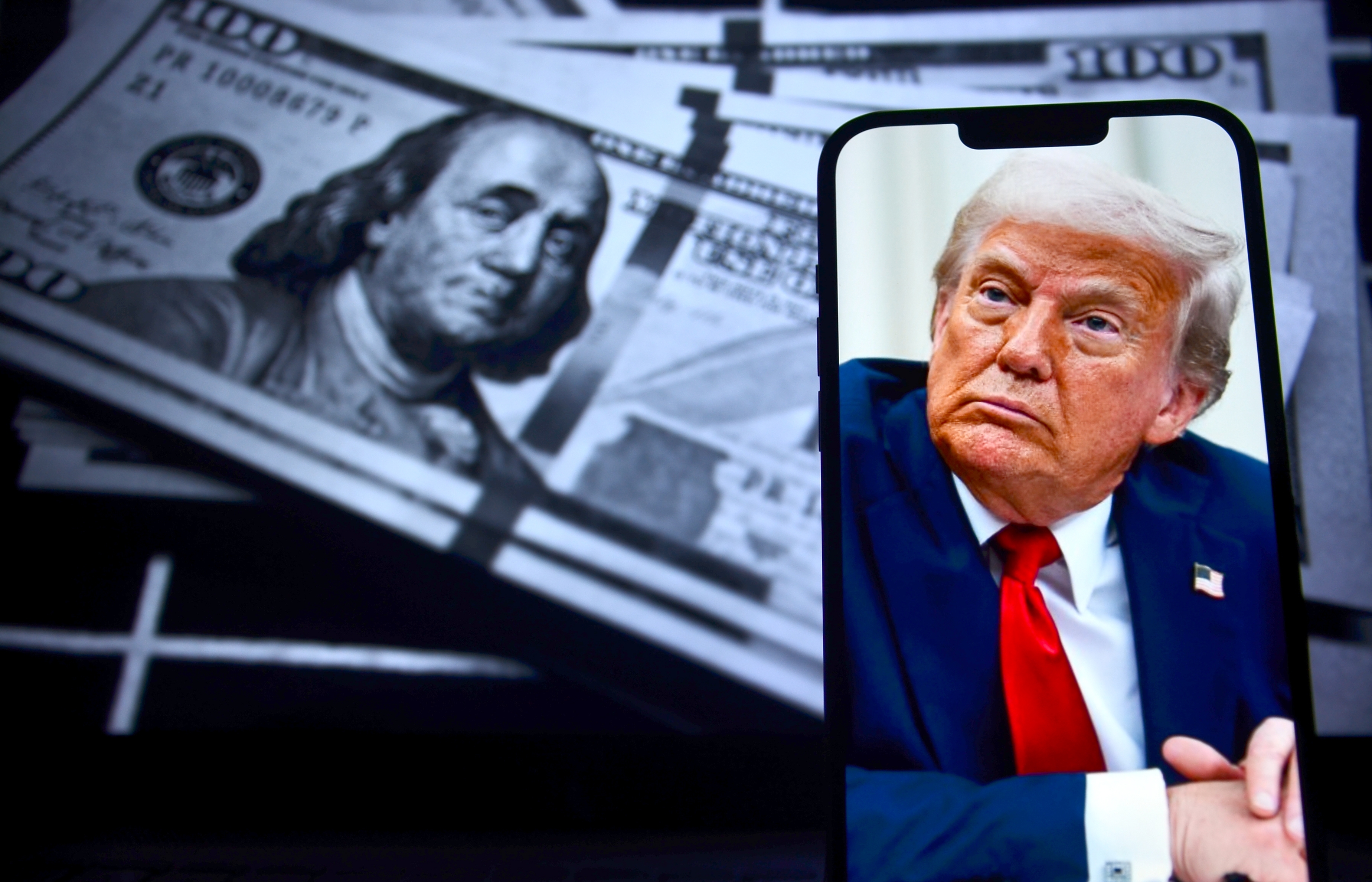 Cheques de $2,000 por aranceles: Trump retrasa su envío - La Opinión