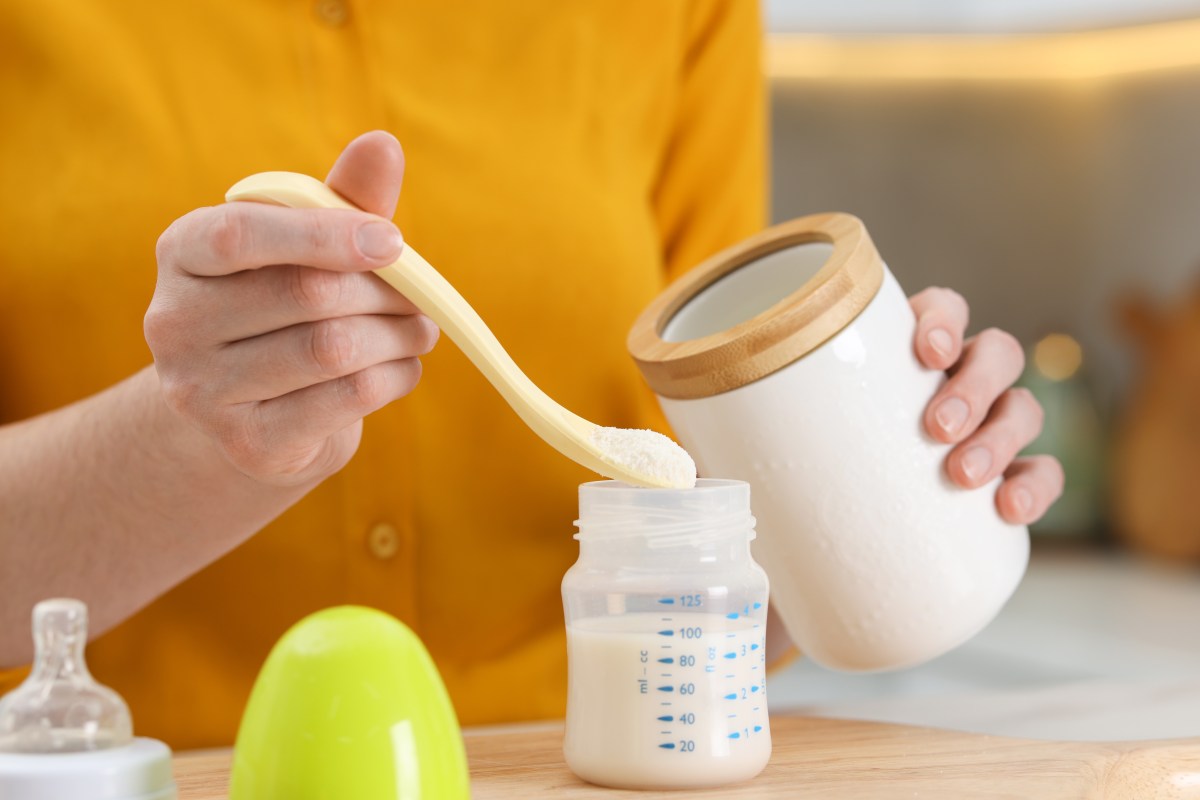 Nestlé, Danone y Lactalis retiran fórmulas de bebé por posible ...