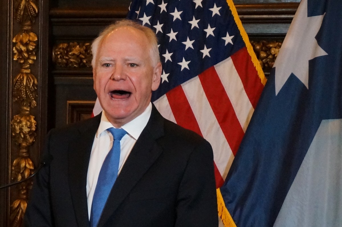 Tim Walz arremete contra Trump y afirma que el estado está "bajo ataque ...