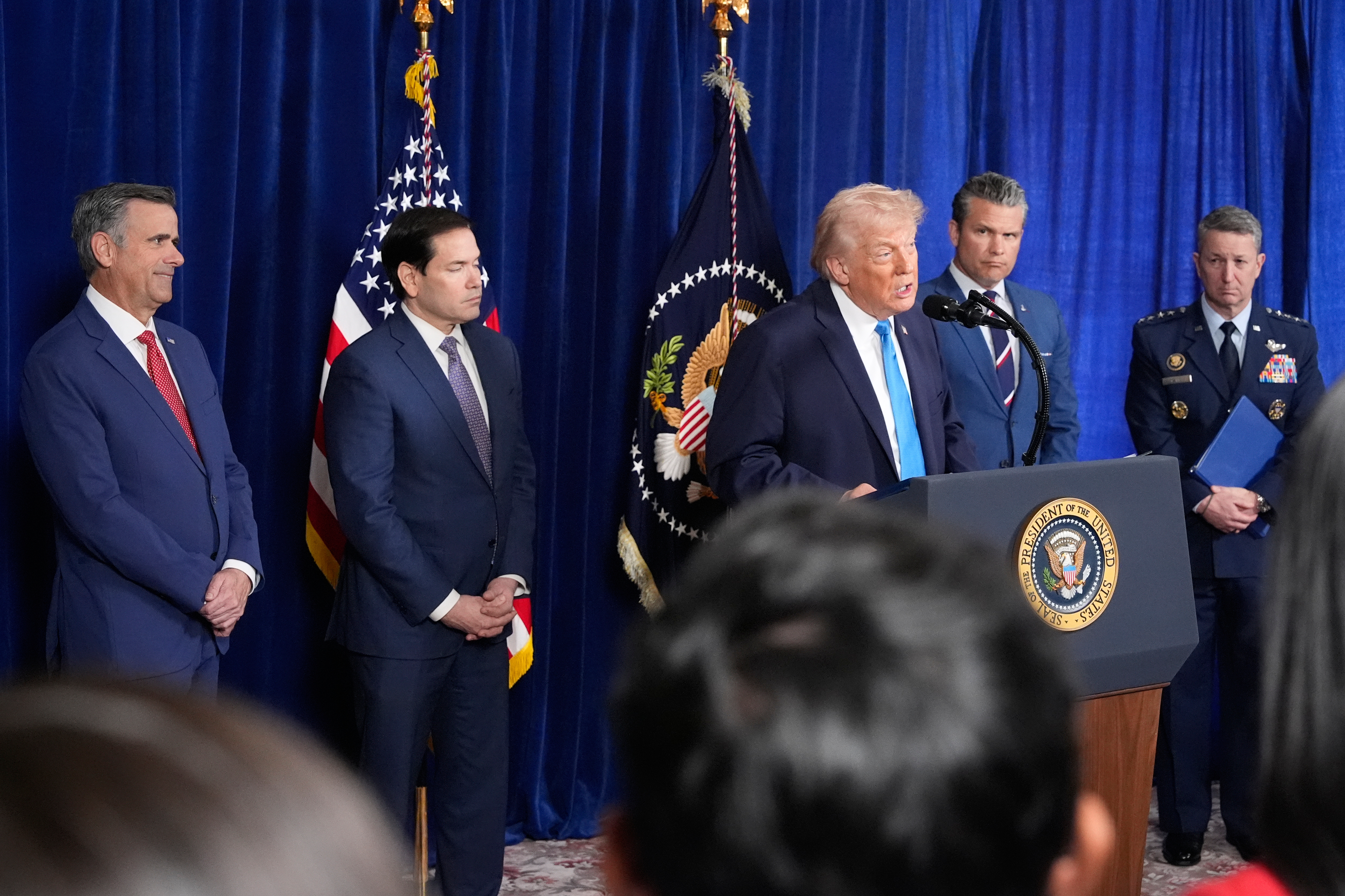 Trump anuncia control de EE.UU. sobre Venezuela - La Opinión