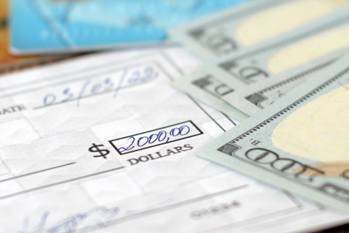 Cómo cobrar un cheque rápido sin cuenta bancaria en EE.UU. - La Opinión