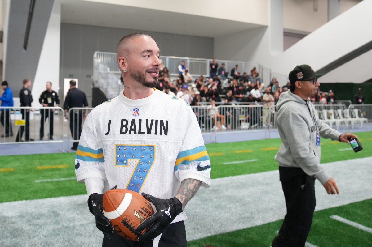 J Balvin brilló en el Flag Football Game del Super Bowl LX - La Opinión