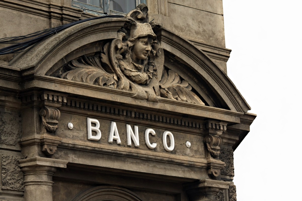 Qué revisar antes de cambiar de banco en Estados Unidos - La Opinión