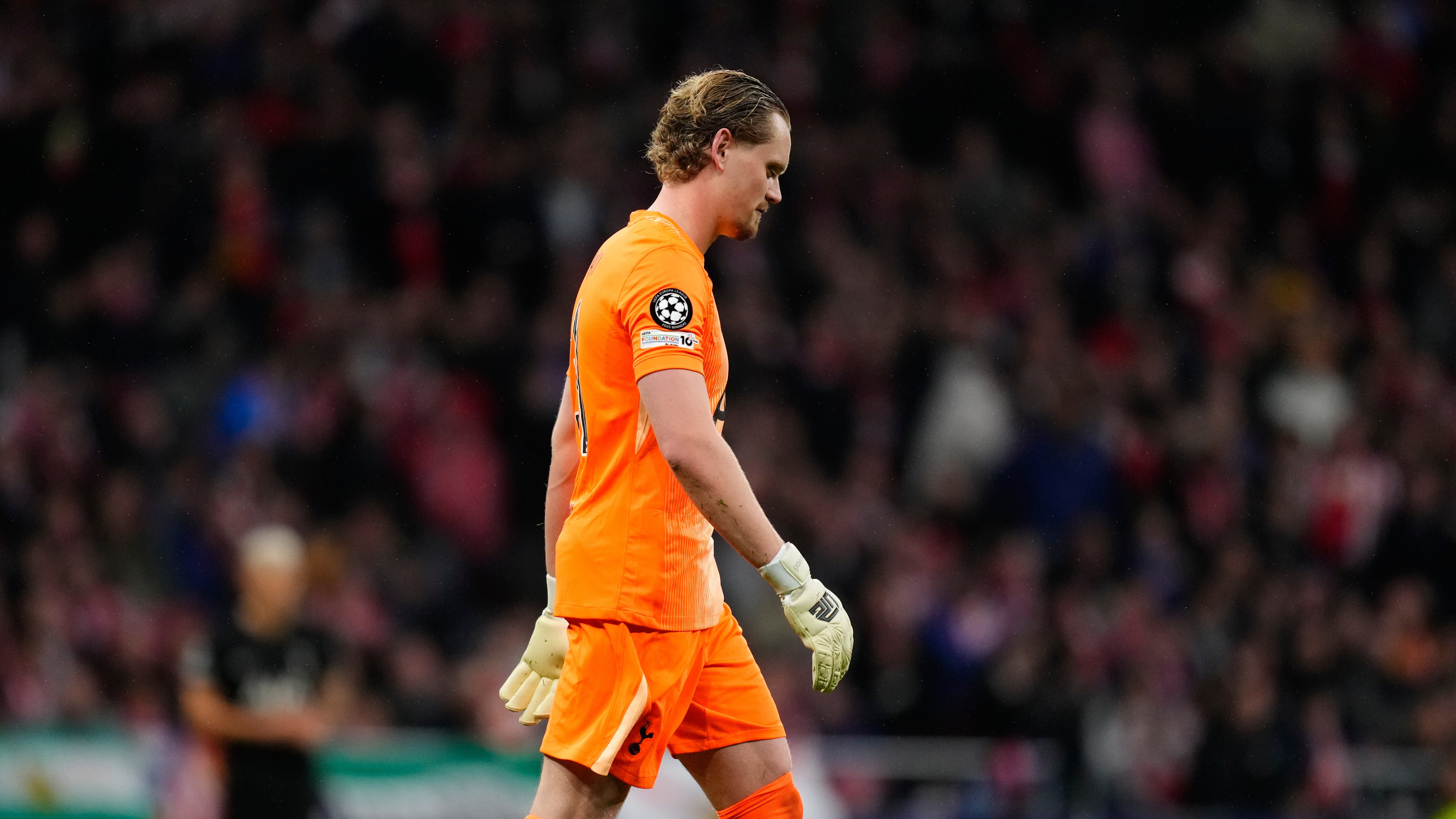 Antonin Kinsky, reemplazado en Champions League a los 17 minutos por ...