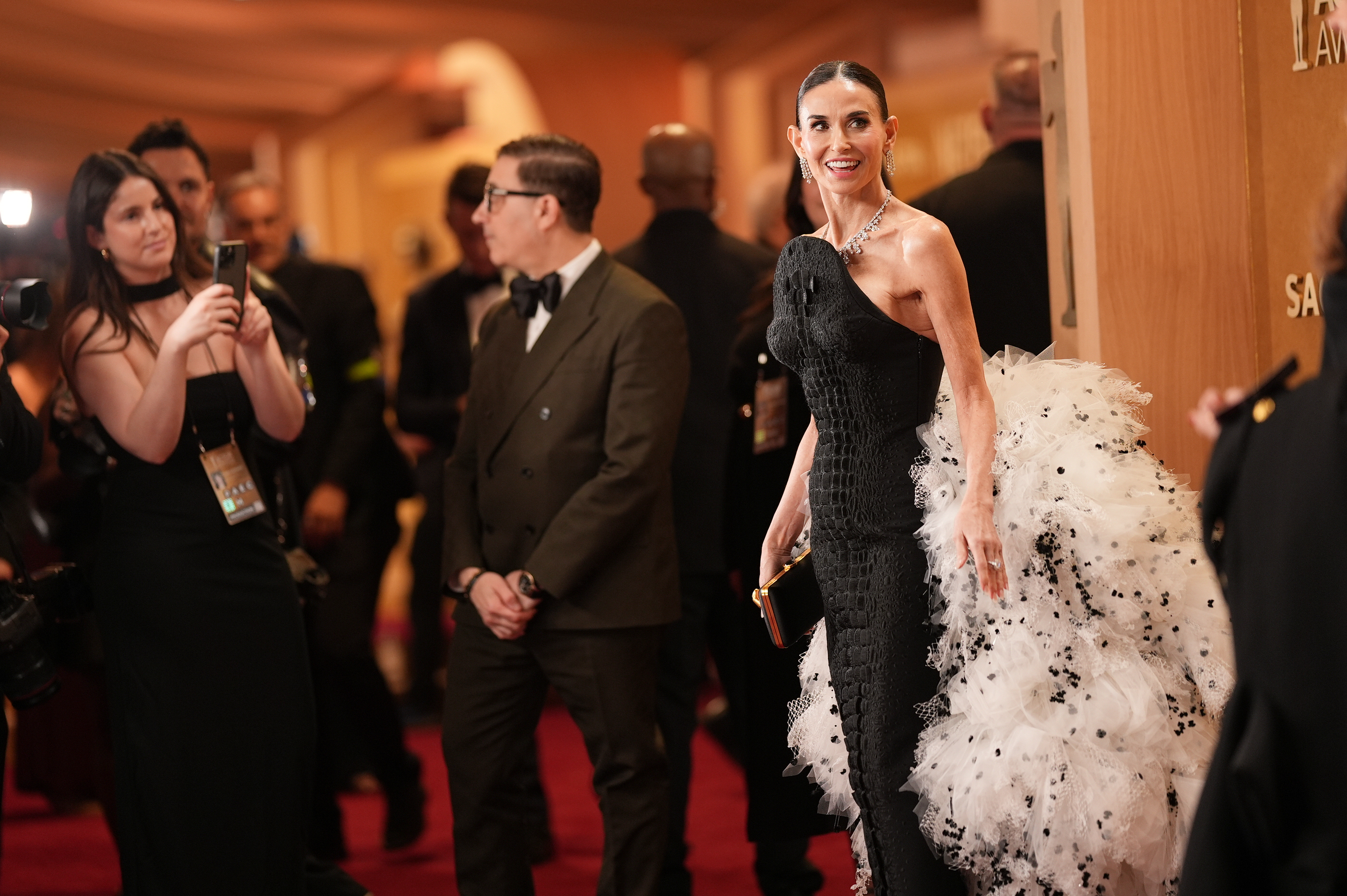Demi Moore genera preocupación por su apariencia tras su aparición en ...