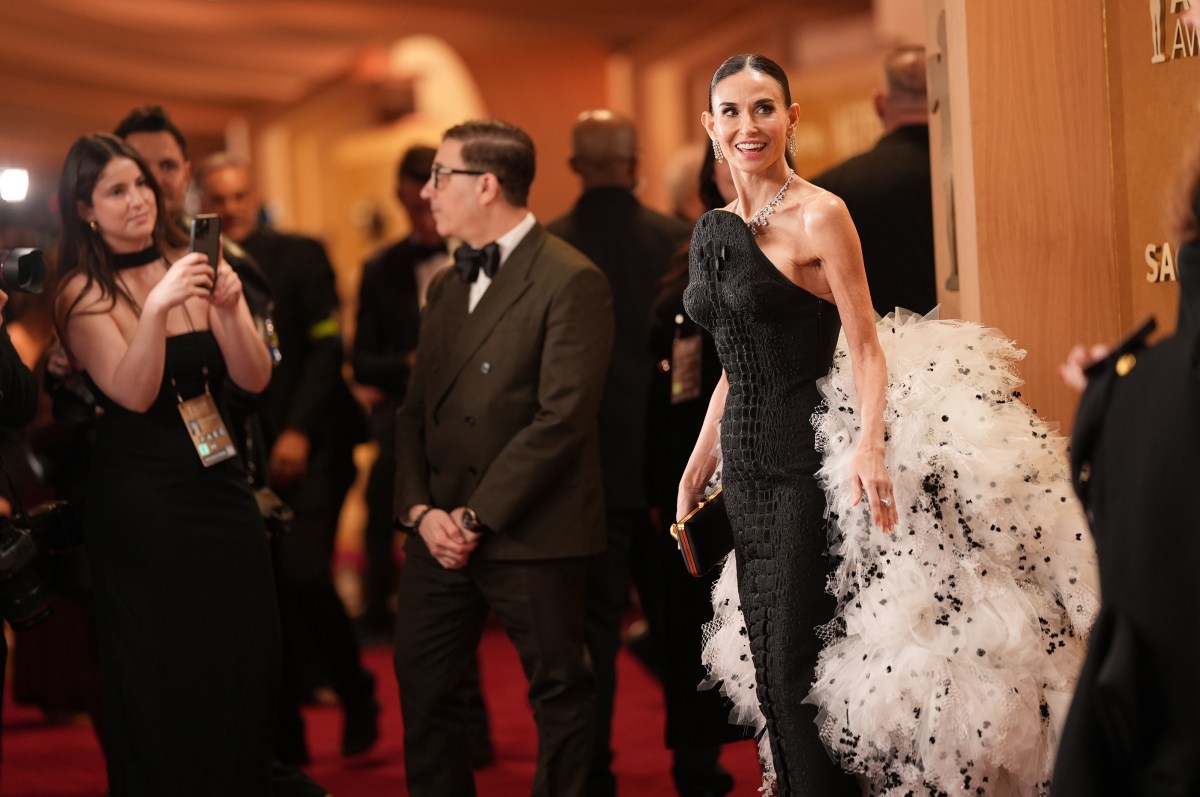 Demi Moore genera preocupación por su apariencia tras su aparición en ...