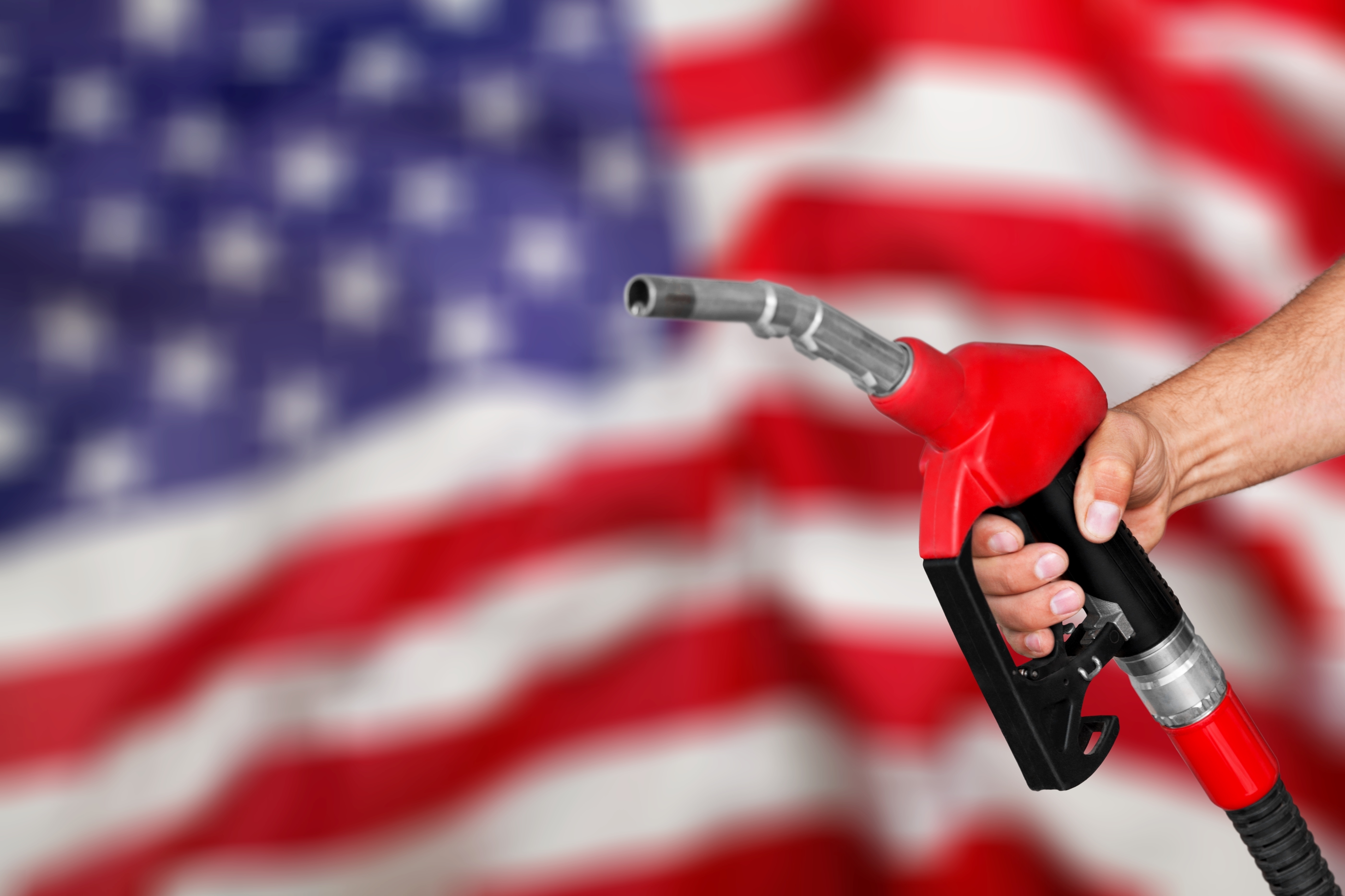 Trump elimina restricciones de gasolina para bajar precios - La Opinión
