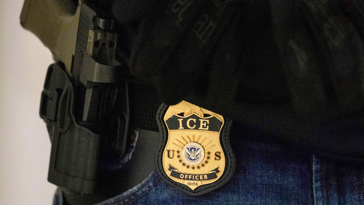 Una mujer cuyo hijo fue asesinado por ICE hace un año pide el fin del ...