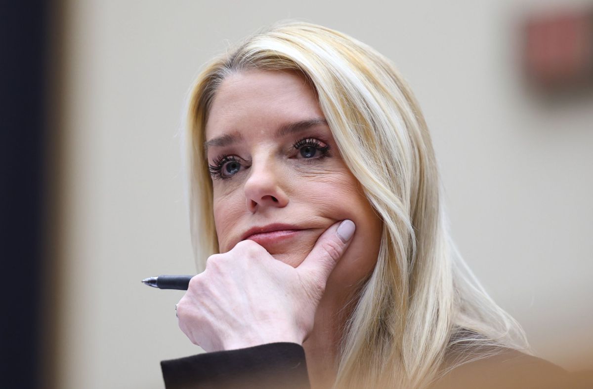 Citan a Pam Bondi para que testifique por archivos Epstein - La Opinión