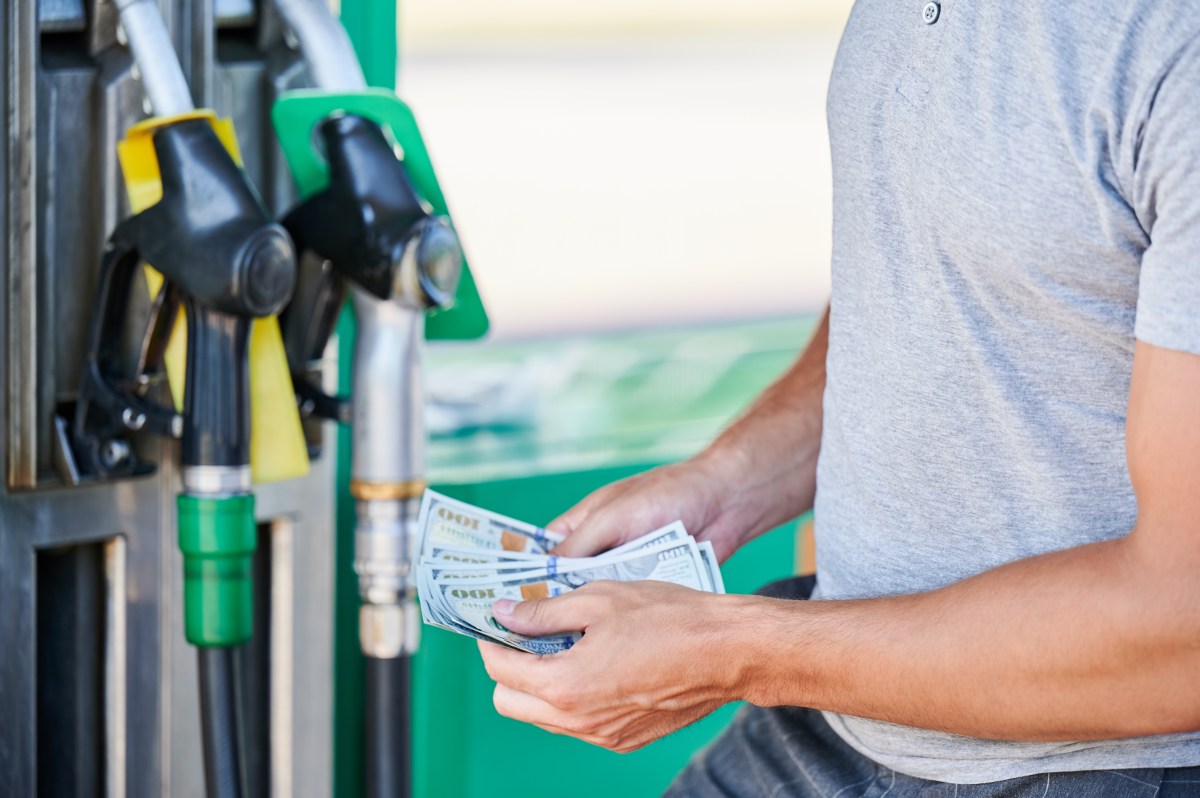 Aumento de gasolina cuesta $8,400 millones extra: demócratas - La Opinión