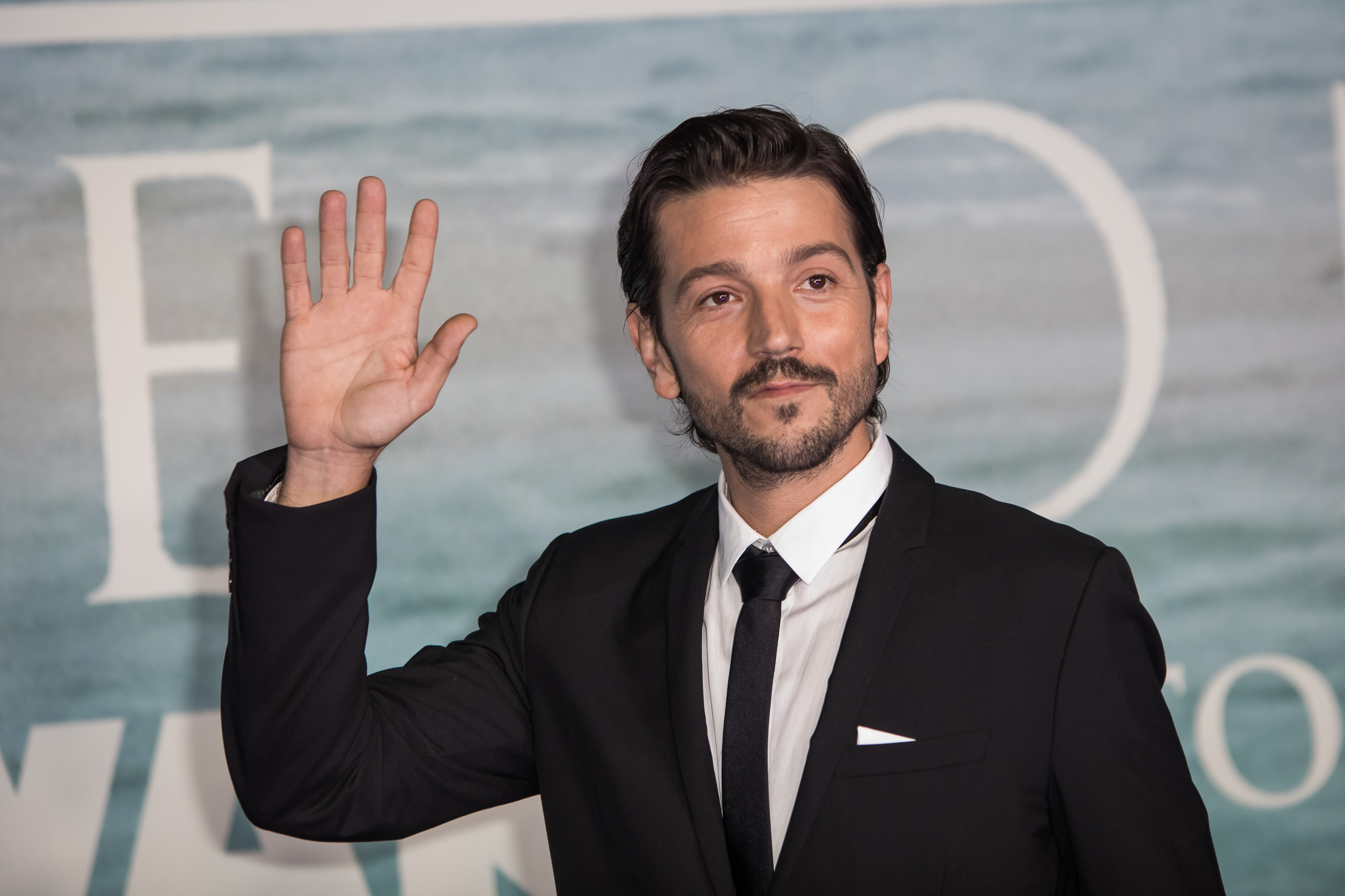 Diego Luna gana batalla legal contra marca de whisky que usó su imagen ...
