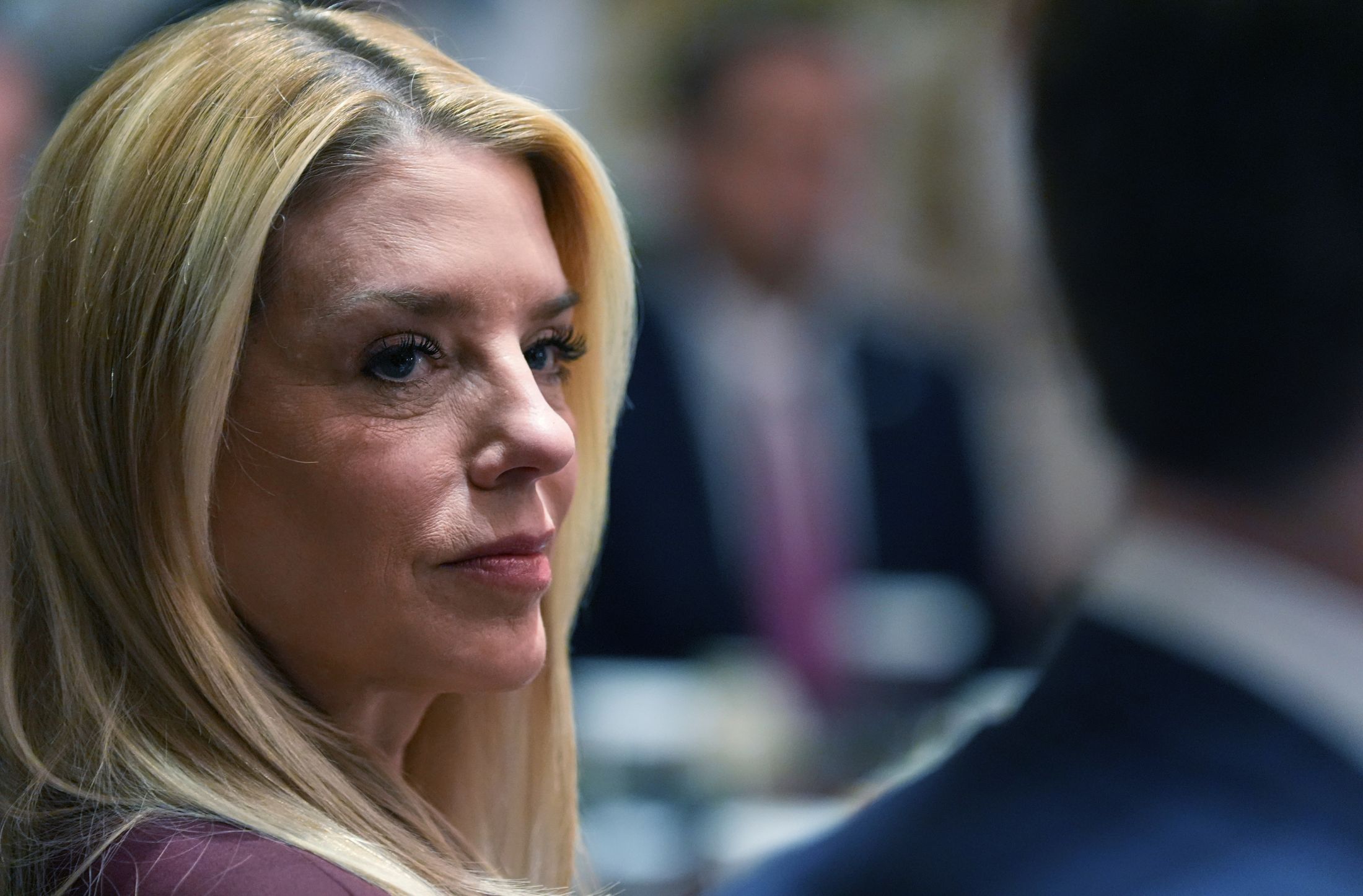 Retrato de Pam Bondi termina en la basura tras su salida del DOJ - La ...