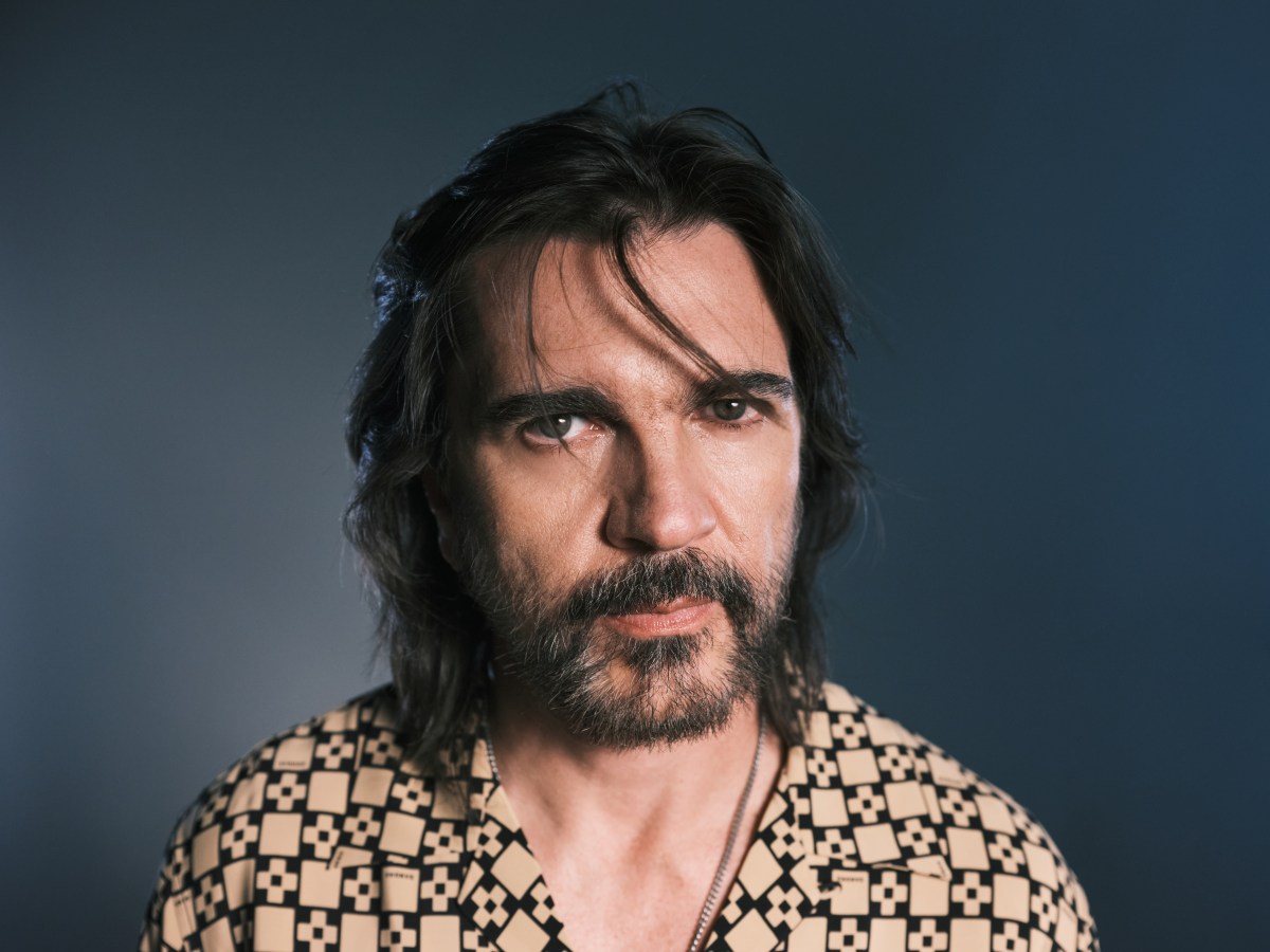 Juanes une sus dos mundos en su nuevo disco - La Opinión