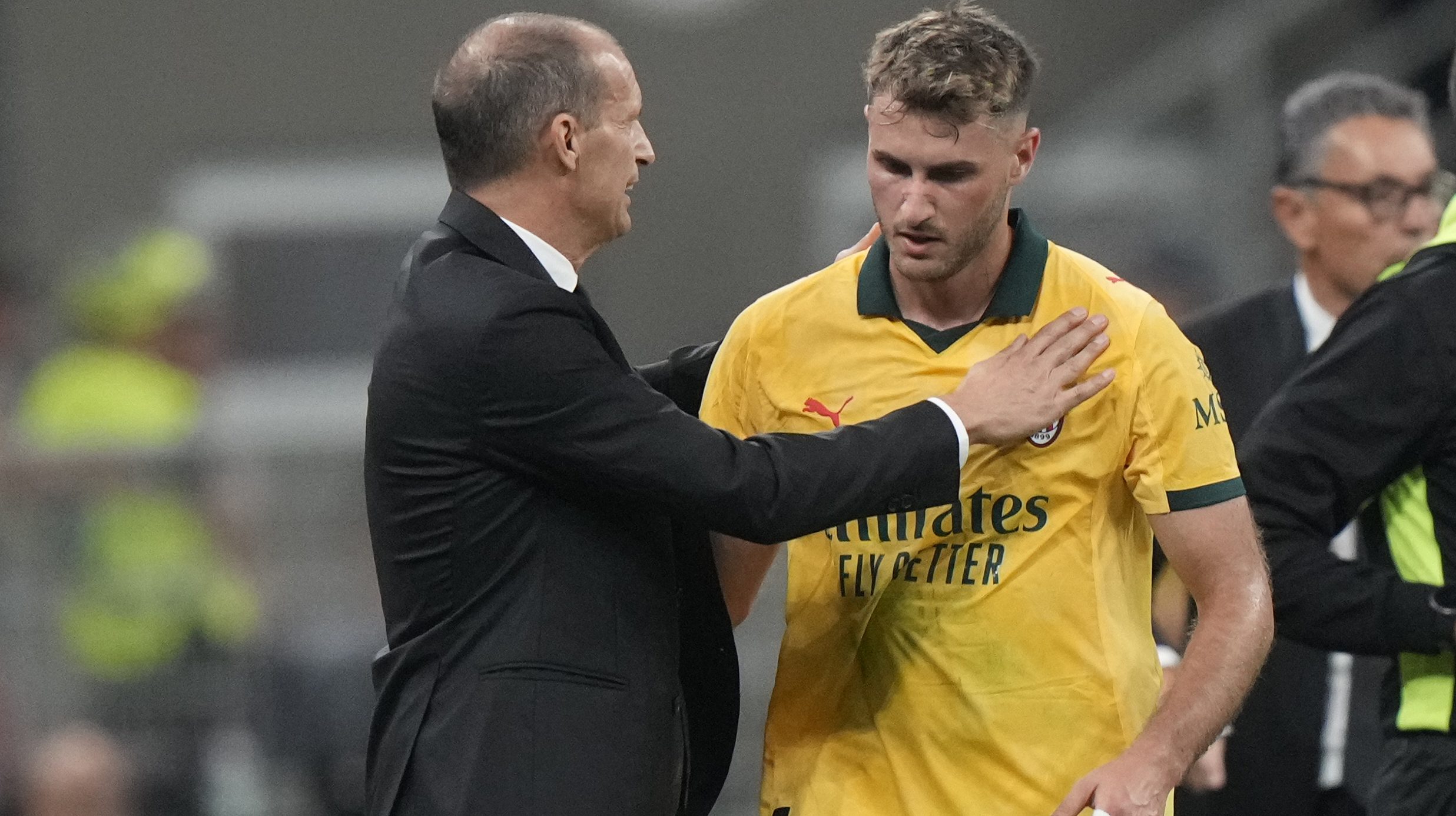 Santiago Giménez se queda sin entrenador en el Milan - La Opinión