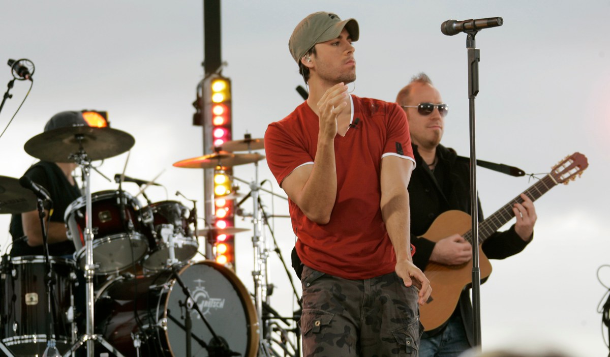 Enrique Iglesias protagoniza inesperado beso con una fan - La Opinión