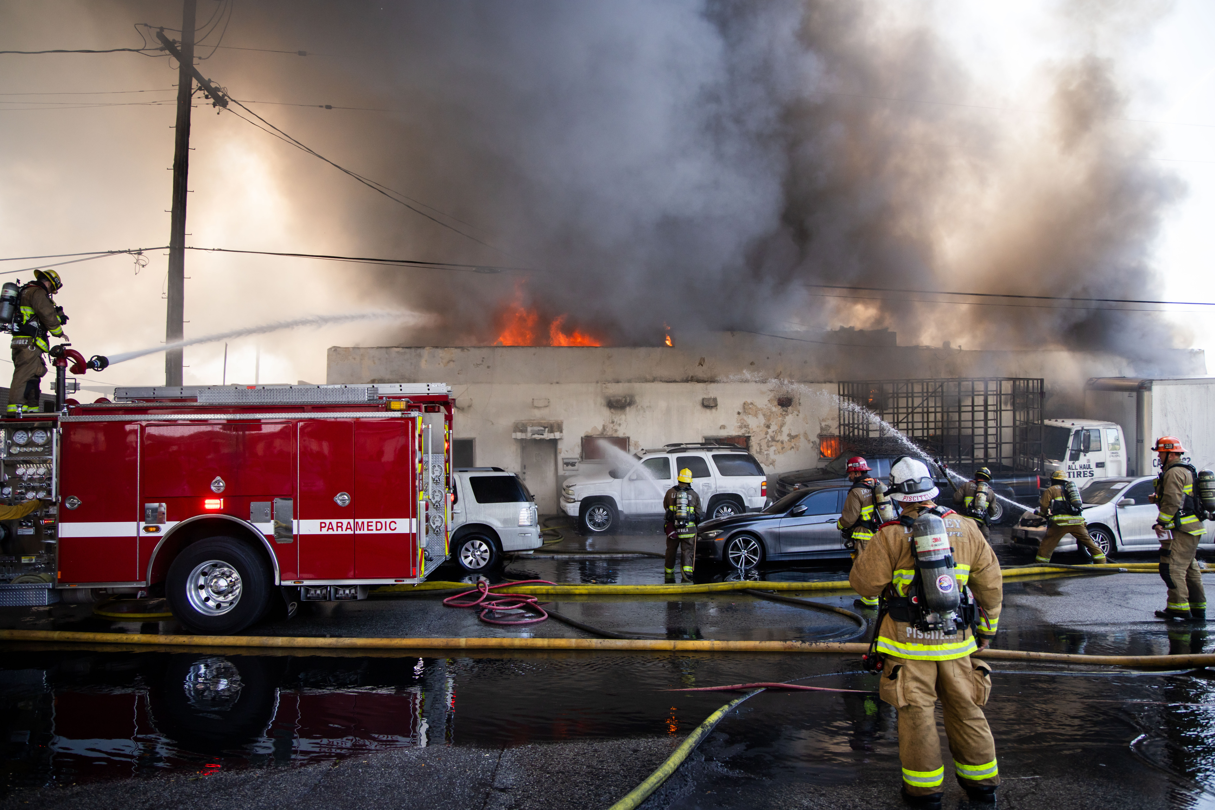 Incendio masivo provoca orden de confinamiento y apagón en ciudad del ...