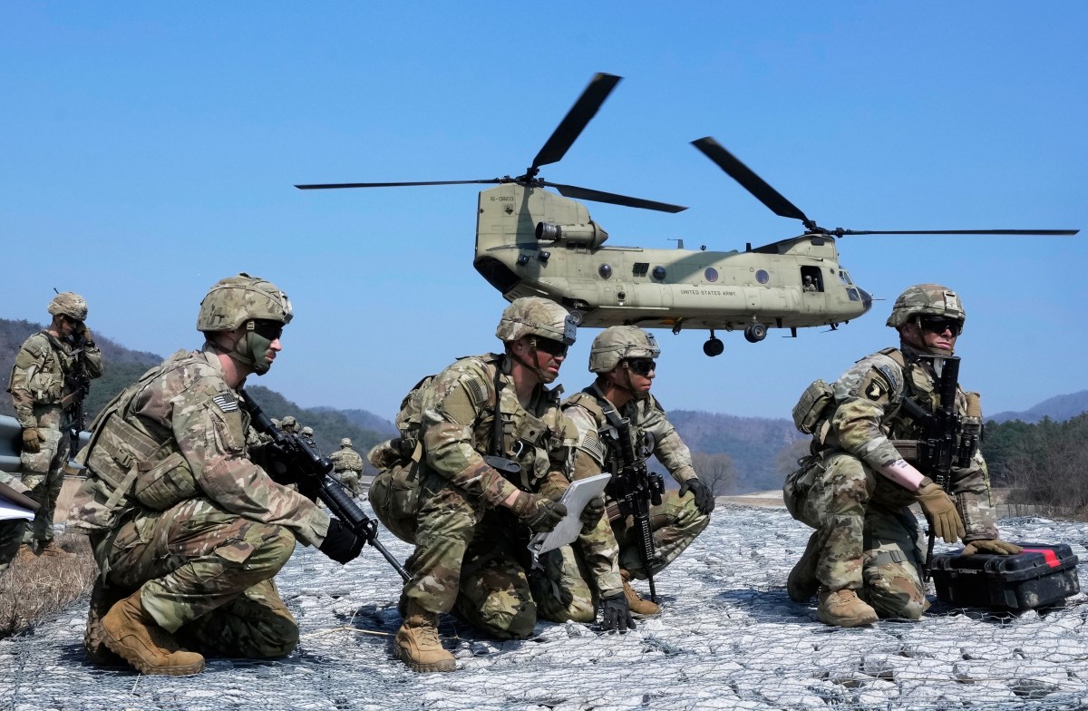 Exclusión de militares transgénero viola la Constitución, concluye ...