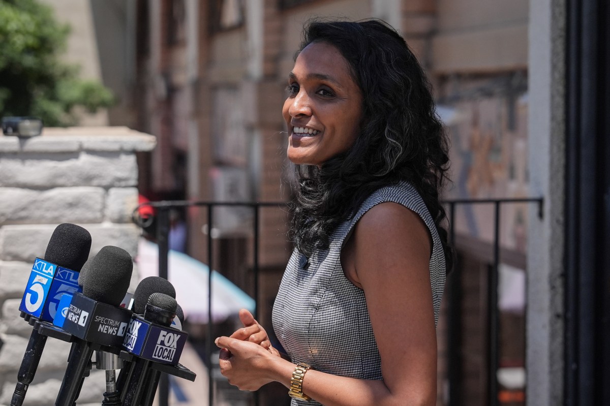 Nithya Raman arranca su campaña por la alcaldía de Los Ángeles - La Opinión