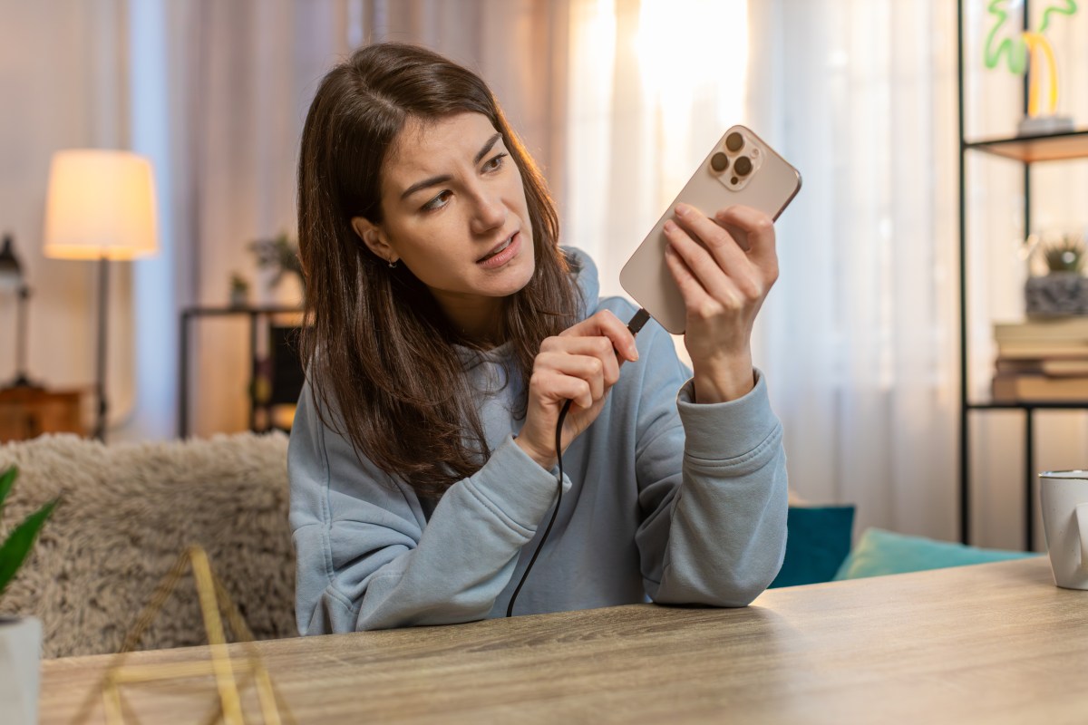 ¿Se conecta primero el teléfono o el cargador? El error que podría ...